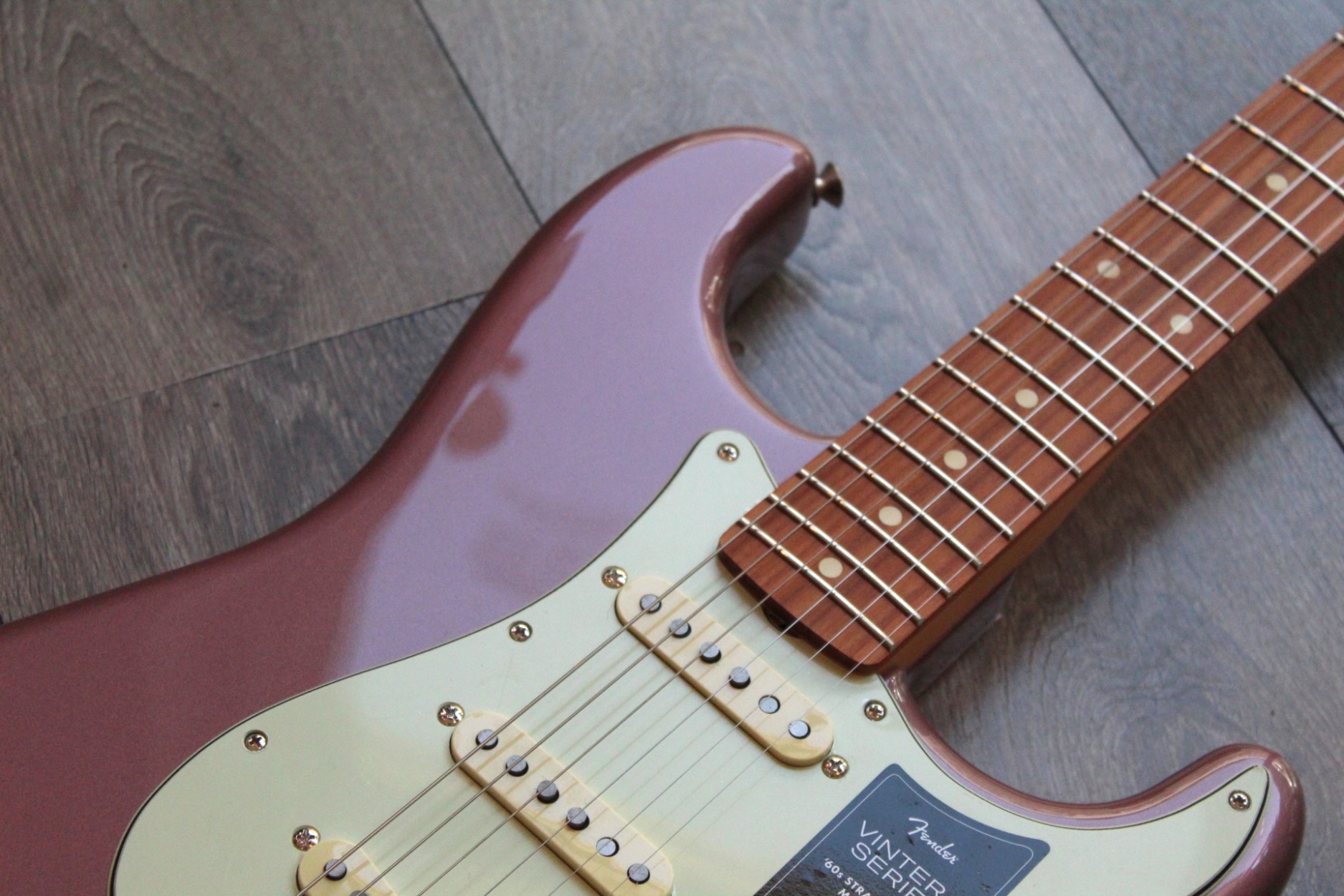 FENDER "Vintera 60s Strat Modified In Burgundy Mist Finish" GIGBAG, 3 ...