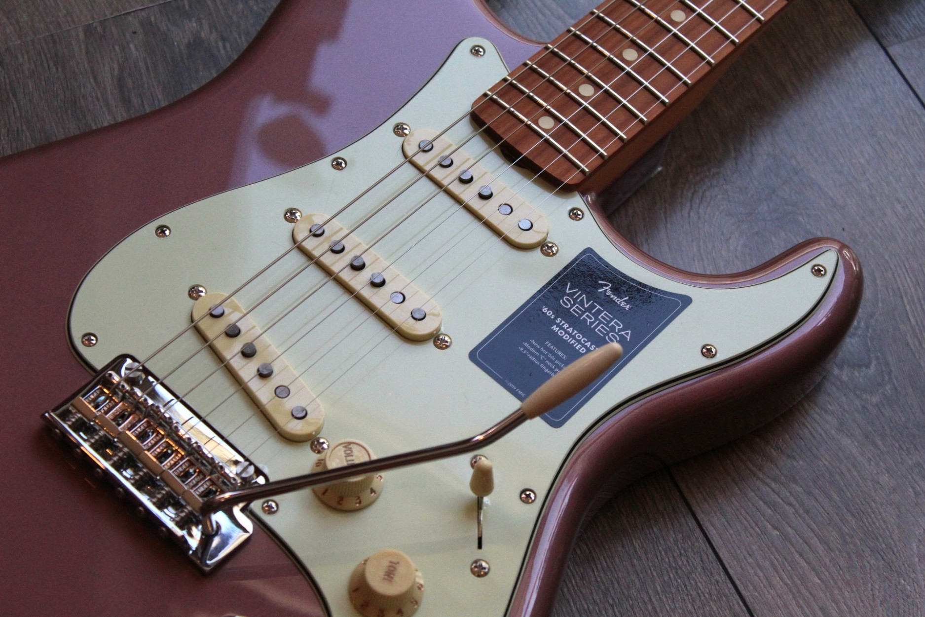 FENDER "Vintera 60s Strat Modified In Burgundy Mist Finish" GIGBAG, 3 ...