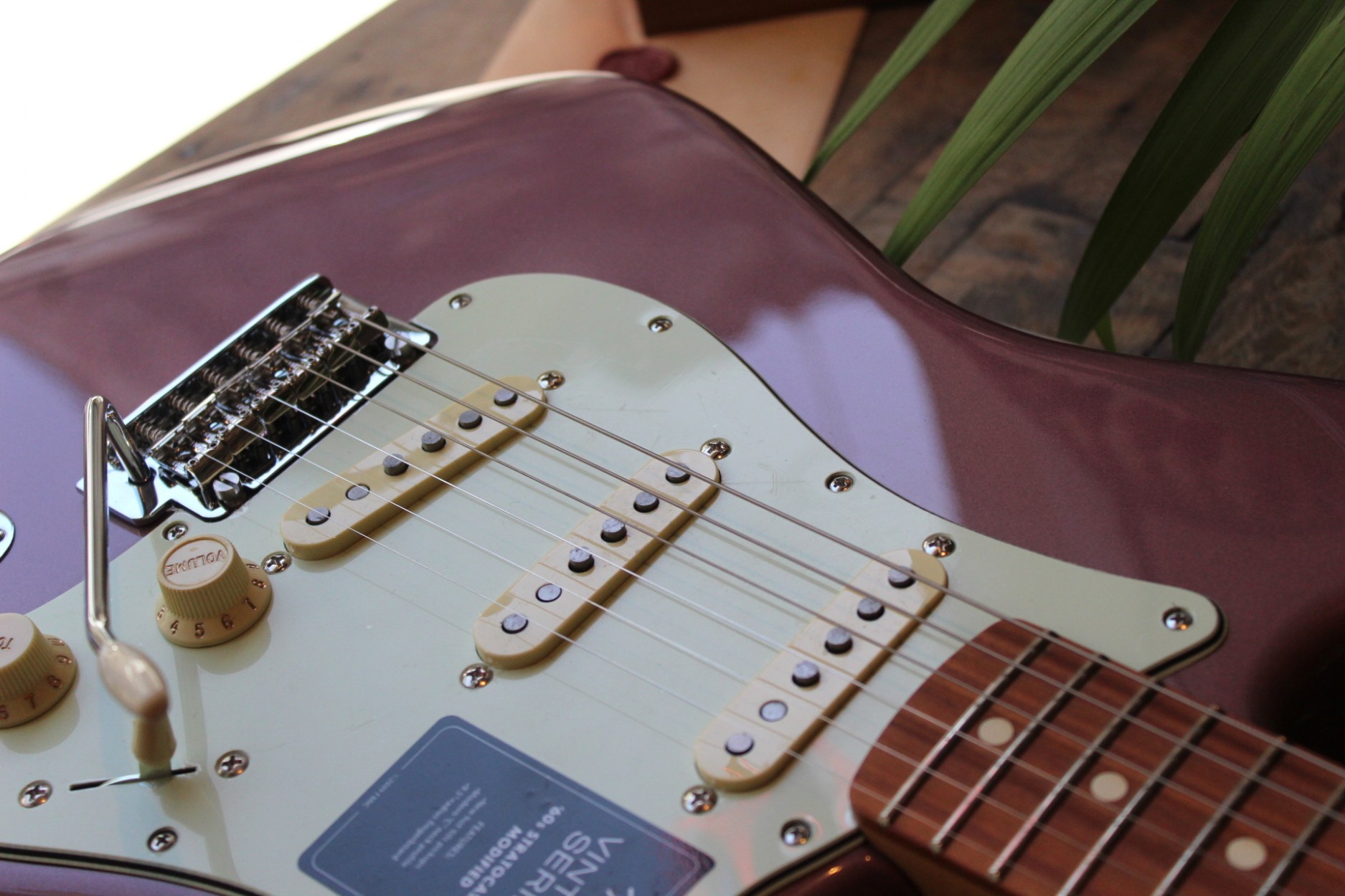 FENDER "Vintera 60s Strat Modified In Burgundy Mist Finish" GIGBAG, 3 ...