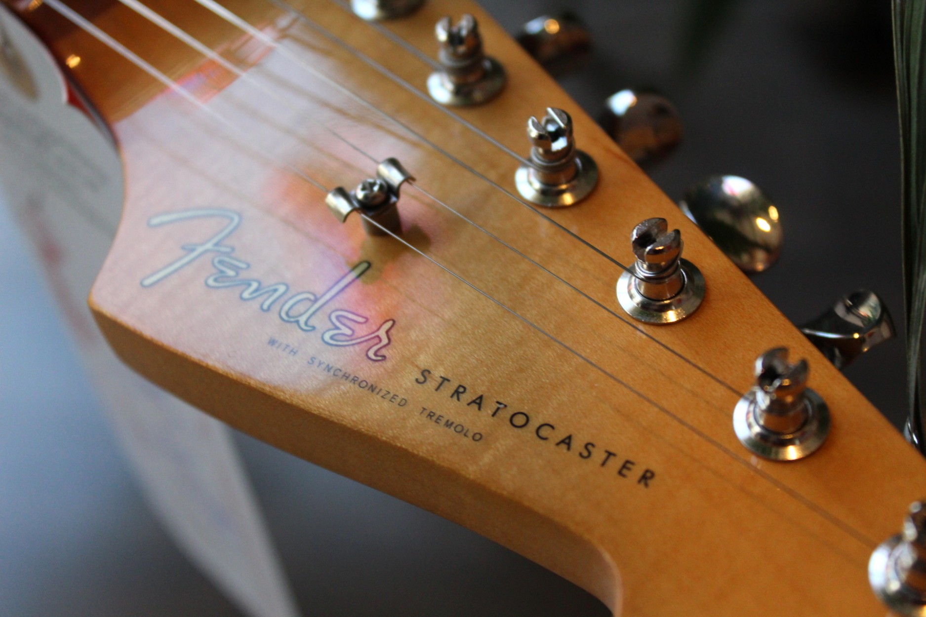 FENDER "Vintera 60s Strat Modified In Burgundy Mist Finish" GIGBAG, 3 ...