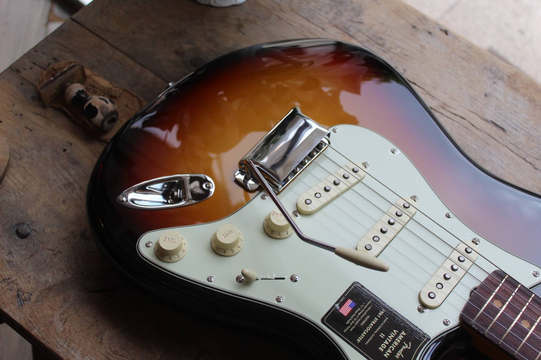 FENDER American Vintage II '61 Stratocaster, Three Color Sunburst ...
